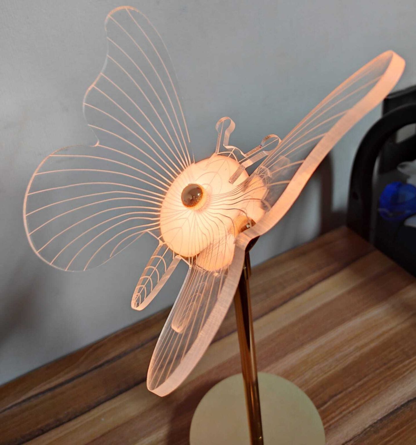 Lampara De Mesa Led Cuerpo Metal Dorado diseño Mariposa 3 Colores De ...